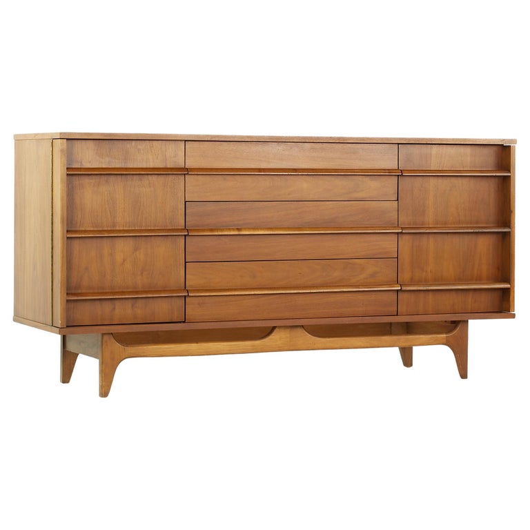 Young Manufacturing Mid Century geschwungene Nussbaum Front Credenza im Angebot bei 1stDibs