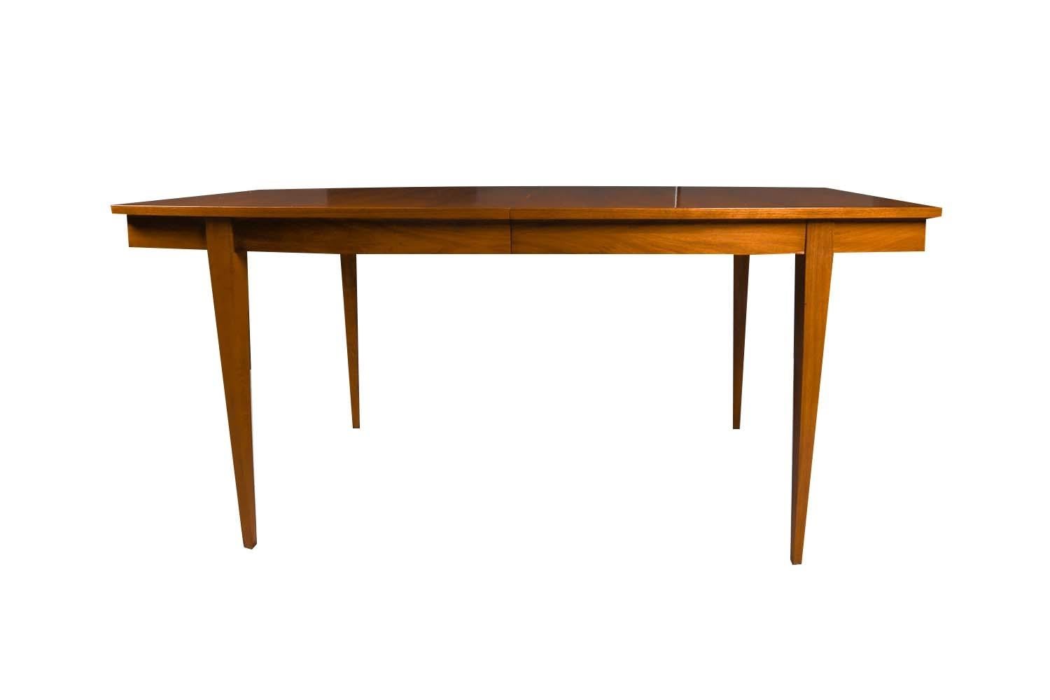Young Manufacturing Mid-Century Extending Walnut Dining Table For Sale ...