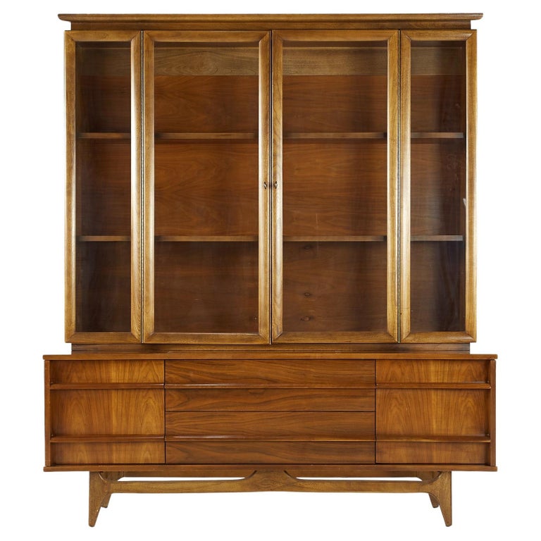 Young Manufacturing Mid Century Buffet incurvé en noyer avec huche En ...