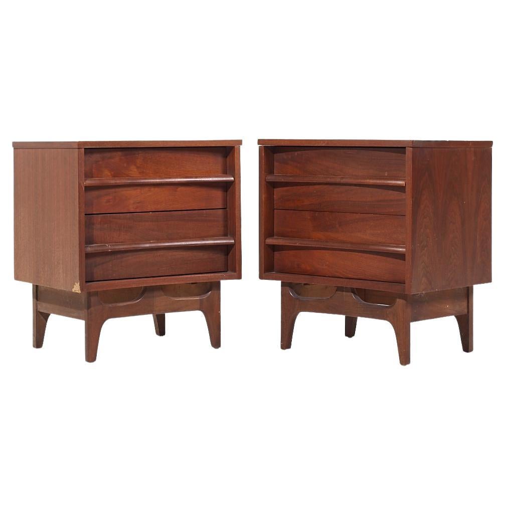 Unagusta Mid Century Walnut Curved Nightstands - Pair For Sale at 1stDibs