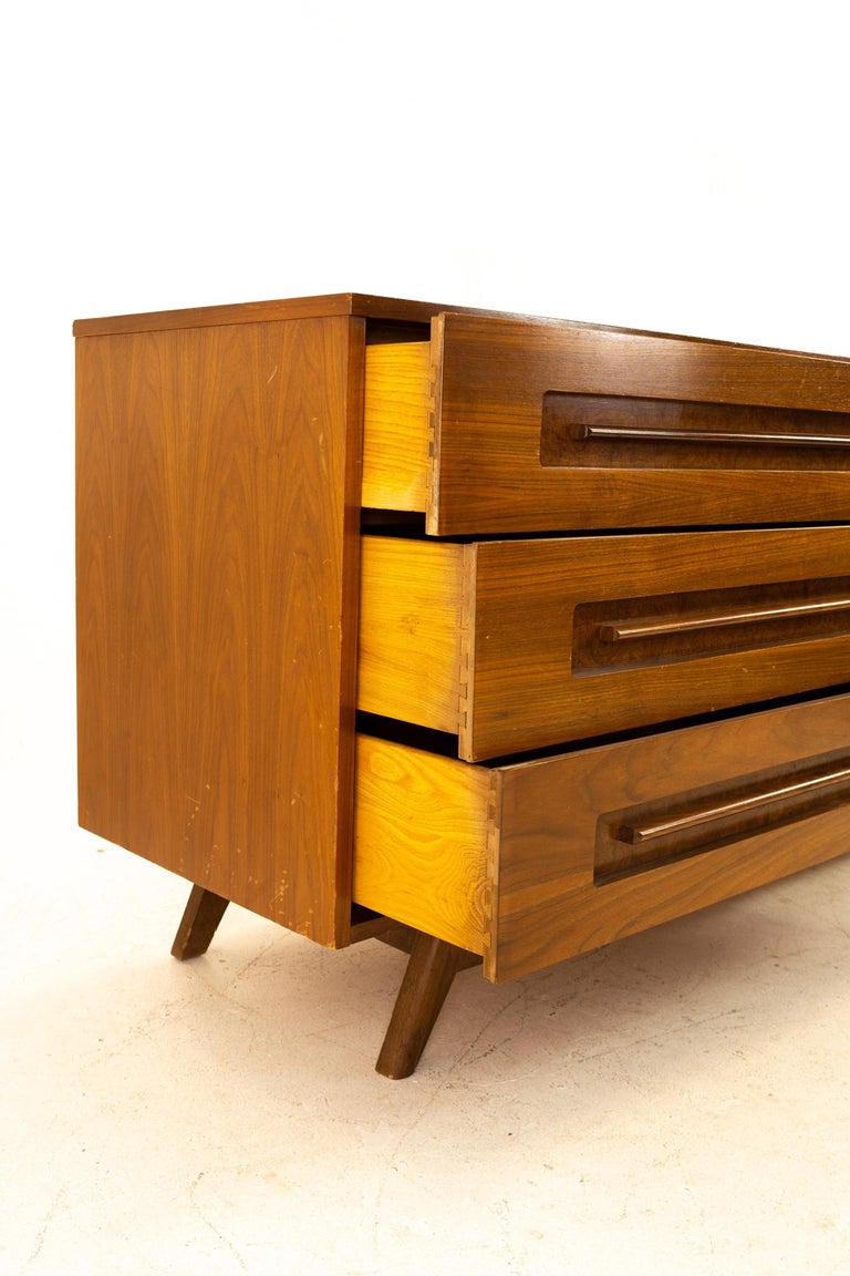 Young Manufacturing Mid Century 9-Drawer Lowboy Dresser For Sale at 1stDibs