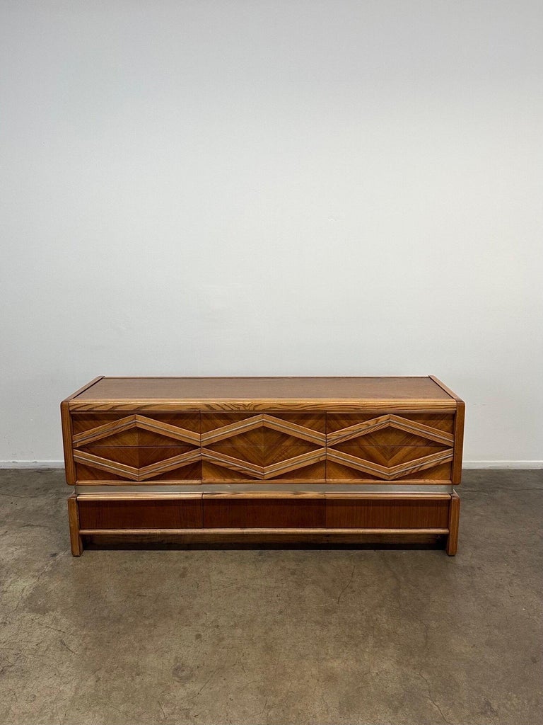 Commode en chêne post-moderne Zig Zag En vente sur 1stDibs